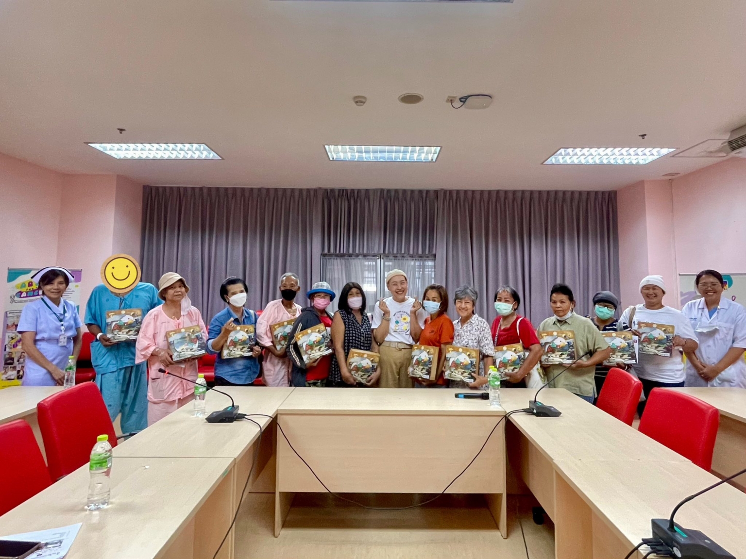 ทีมงาน Art for Cancer นำโดย ออย ไอรีล ไตรสารศรี ได้นำ “ชุดศิลปะดูแลใจ ...